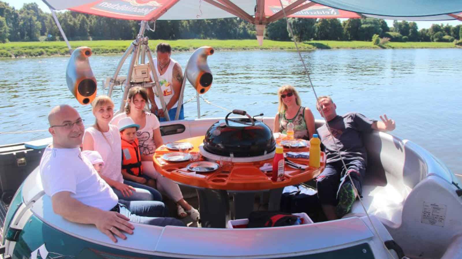 Grillboot Tour auf der Elbe in Dresden - Erlebnisfabrik